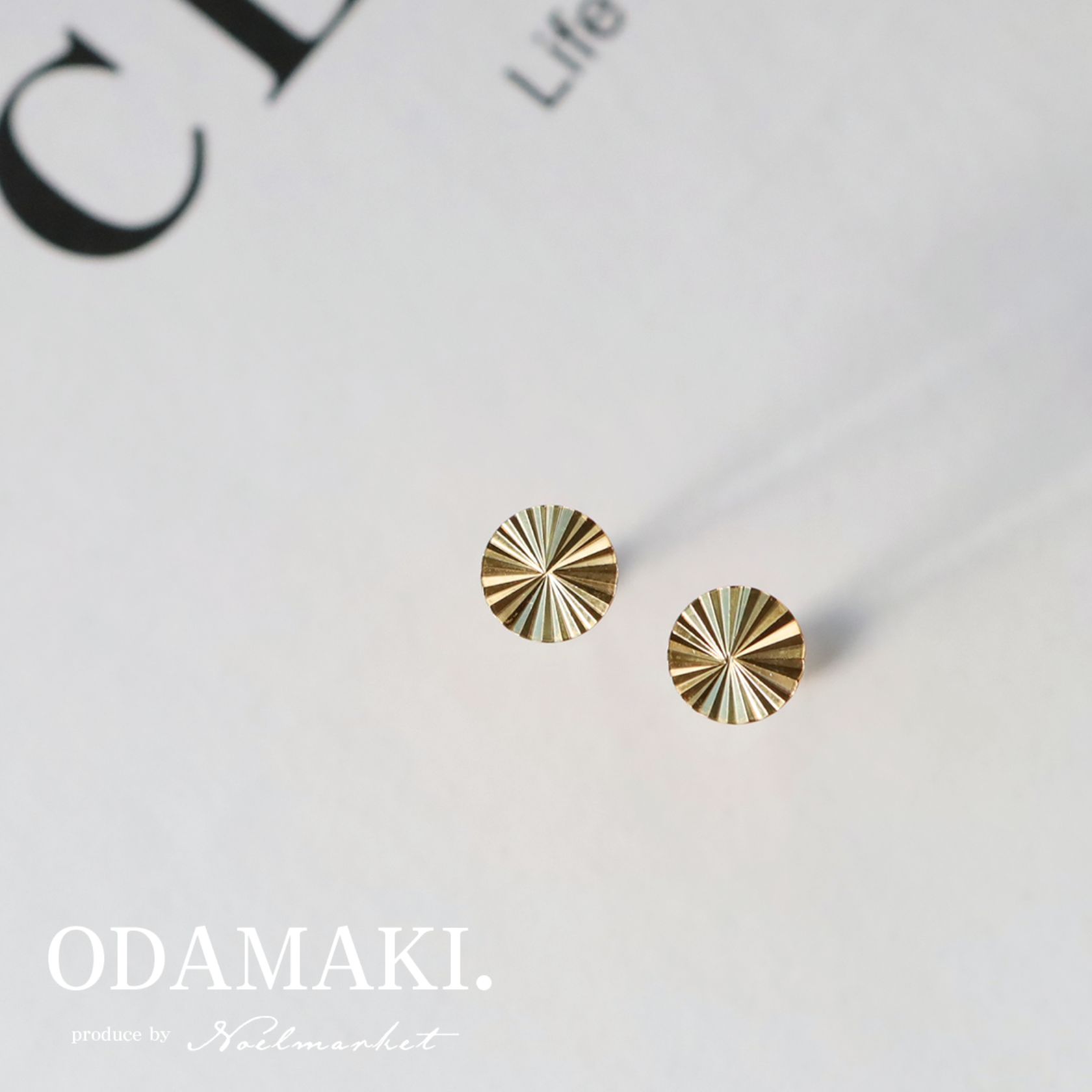 繊細にきらめく、ラウンドミニスタッドピアス 放射状に施された繊細なカットが光を受けて美しく輝き、耳元にさりげない華やかさを添えるラウンドデザイン。 小ぶりで上品なサイズ感ながら、洗練された存在感を放ちます。 つけ外ししやすいスタッドタイプで...