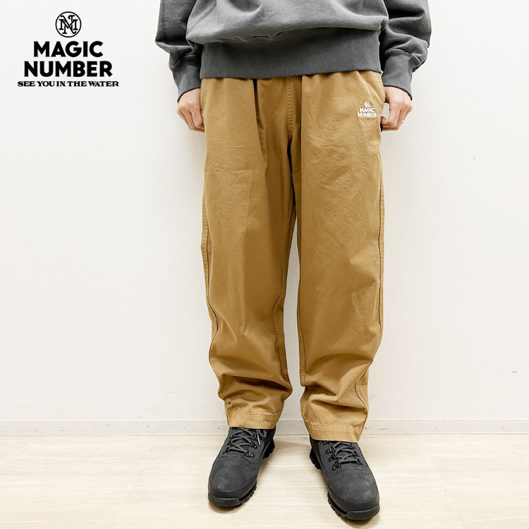 　　 「 WASHED BEACH PANTS 」 ウォッシュ加工を施したイージーパンツ。 腰回りはゆとりがあり、膝下から緩やかにテーパードしており、程よい膨らみとボリューム感のあるシルエットです。 立体的なパッカリングが特徴の本格的なワー...