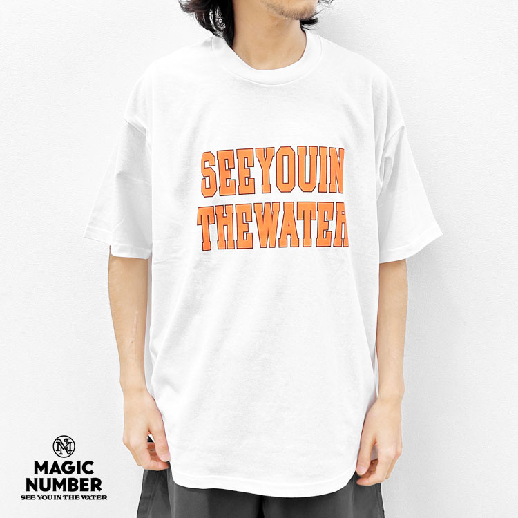 　　 「 SEE YOU IN THE WATER VARSITY T-SHIRT 」 「また海で会おう」というポジティブなメッセージのプリントTシャツ。 MAGIC NUMBER定番のメッセージをチーム感があるバーシティーフォントで表現し...