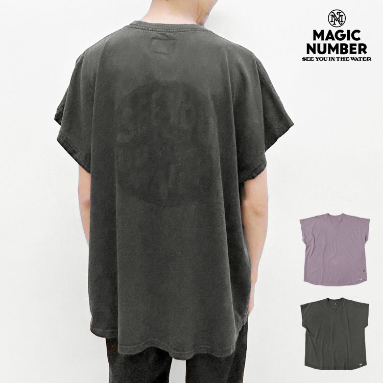 　　 「 SEE YOU IN THE WATER XV DOLMAN T-SHIRT 」 ストーンバイオウォッシュによる自然なフェード感とヴィンテージ感を表現した一枚。 色褪せたような加工により見えにくいですが、背中に大きくSEE YOU...
