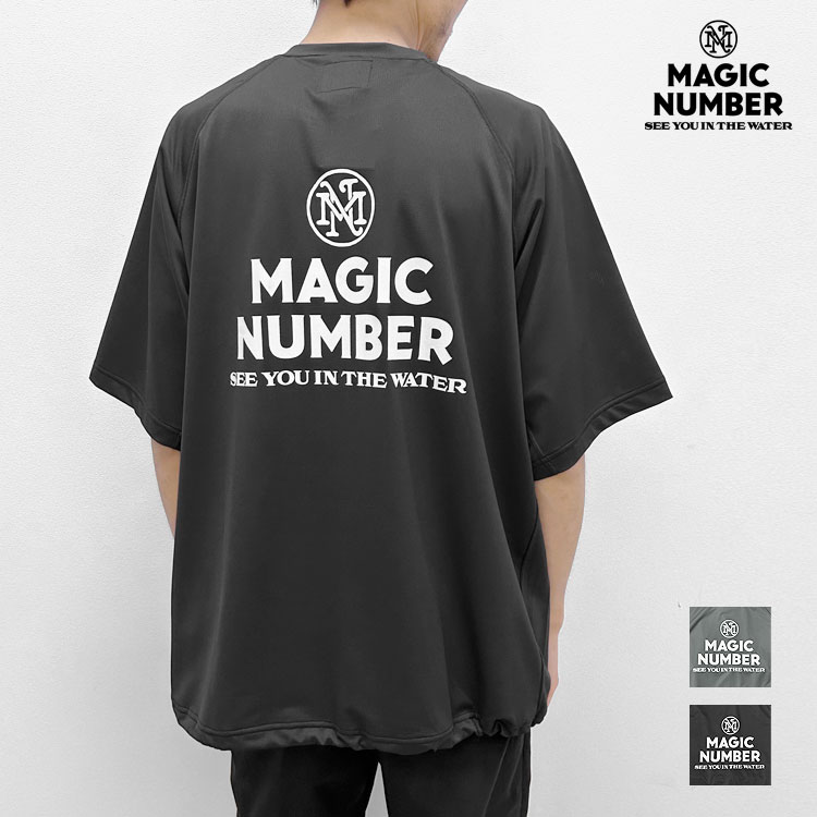 　　 「 STOCK LOGO DRY TECH T-SHIRT 」 通気性が高く、清涼感のあるメッシュ素材のTシャツ。 接触冷感、吸水速乾と夏場に嬉しい機能を備えています。 バックプリントは、MAGIC NUMBER設立15周年を迎え一新...