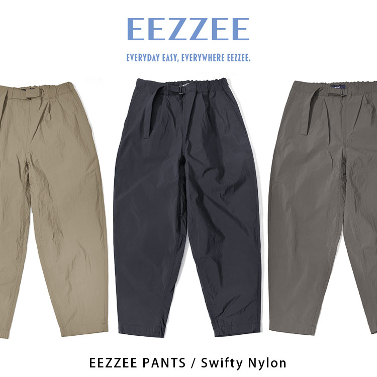 EEZZEE PANTS / Swifty Nylon 品番 EZC11NFD26005 クライミングパンツのような可動性と耐久性、イージーパンツのような気軽さと着脱性を兼ね備え、毎日のコーディネートに自然と馴染む「相棒」のような一本。 ナ...