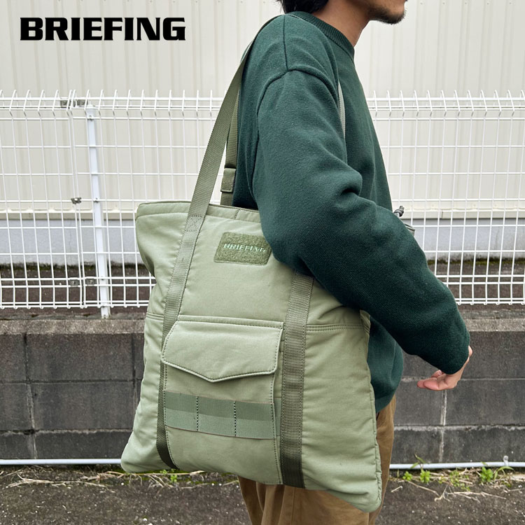 　 「 FLAT TOTE MIL 」 持ち手の長さ調節が可能で、手持ち・肩掛けとスタイルを変えることができるトートバッグ。 開口部はジップ付きです。 書類などを収納しやすいスクウェア型のフォルムになっていて、メイン収納部はA4サイズ対応。...