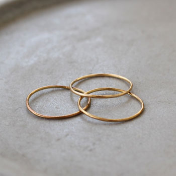 タイムパッセージ3pcsリング　Time Passege 02 3pcs.Ring リニエ　LiniE LiniEの象徴、タイムパッセージシリーズ。 過去＝「記憶」、現在＝「感情」、未来＝「願い」を グリーン・イエロー・ピンクの3色のゴール...