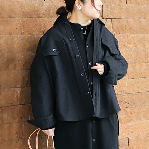 manon ビエラツイルオーバーサイズCPOシャツ マノン/manon 厚地のコットン素材のCPOシャツ。 ゆったりルーズなシルエットで、ドロップショルダーデザイン。 前を開けて軽いアウターとしても使える便利アイテムです◎ 共布のウェストベ...