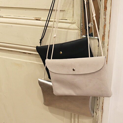 ゴートスキンミニショルダー・SOE マリンデイ/MARINEDAY 柔らかで手触りの良いゴートスキンを使用したミニショルダー。 コードをスライドさせ短くすることで、 長さを自由に調節ができるので、斜め掛けやショルダーにも。 内側は三つに別れ...