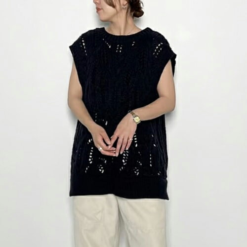 ケーブルニットベスト(9244-093DP) CHIGNON/シニヨン ランダムケーブルのニットベスト。 ルーズなサイズデザインでラフに仕上げられています。 ブランドオリジナルで作成されたランダムなケーブル編みがポイント。 手編みと機械編み...