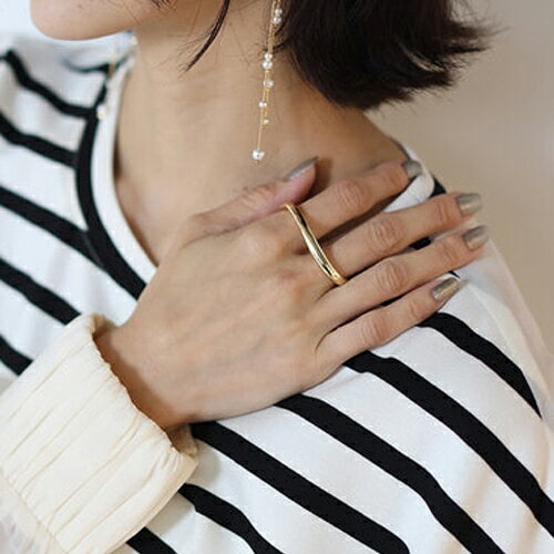 CHIGNON ダブルフィンガーリング(0046-594RT) CHIGNON/シニヨン シンプルだけど程良い存在感があり、飽きのこないスタンダードなデザインに仕上げたダブルフィンガーリング。 単品使いはもちろん、お手持ちのリングとの重ね付...