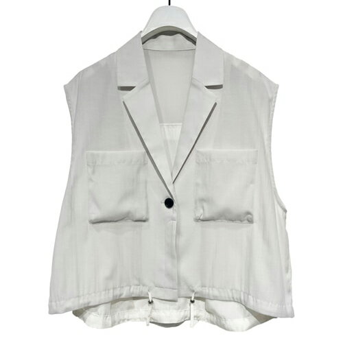 CHIGNON ワークテーラードジレ(4853-347MK) CHIGNON/シニヨン かっちりとした印象のあるテーラードカラーに、ポケットなどワークらしさをプラスし、 ショート丈で軽やかに仕上げた遊びのあるベスト。 柔らかく程よいナチュラ...