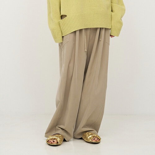 ウォッシュドビッグポケットパンツ/WASHED BIG PK PT(Y254-31129) YENN/イエン たっぷりとボリュームをとったメンズライクなデザインパンツ。 上質なドレープ感と微光沢のあるレーヨン混のツイル生地を使用。女性らしい...