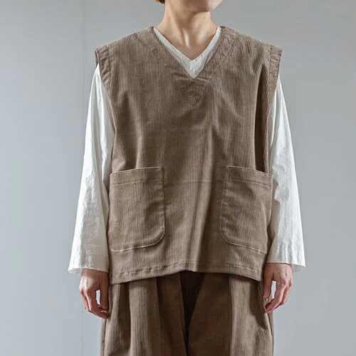 コーデュロイベスト アルテポーヴェラ/ARTE POVERA ソフトな中うねのストレッチコーデュロイを使用したVネックベスト。 ブランドが継続的に展開している型です。 シャツ、カットソーなどの重ね着にとても重宝する一枚です。 ■サイズ　XS...