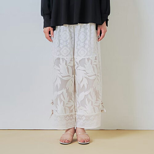 レースコンビネーションパンツ/lace combination pants ホワイト/WHYTO. パッチワークのように組み合わされたレースパンツ。 ゆったりとしたワイドなシルエットで、後ろベルトはゴム仕様でストレスフリーで履いていただけま...