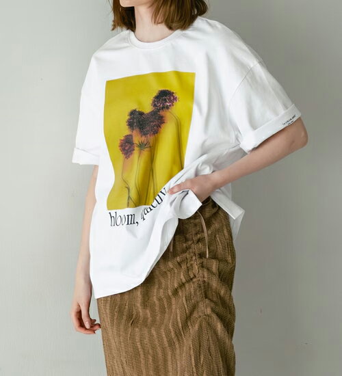 ■ブランド WHYTO./ホワイト ■商品名 2way プリントT 2way print tee ■商品詳細 2WAY前後で着用可能なプリントTシャツ。 前シーズン好評だったフォトプリントが新しいグラフィックになって再登場しました。 袖をロ...