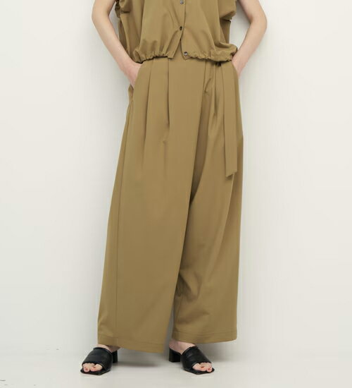 ■ブランド CHIGNON/シニヨン ■商品名 梳毛調ベルト付ラップPT ■商品詳細 サマートロピカルのような梳毛調の平織り素材を使用。軽くてシワになりづらいしなやかさ、繊細な表面感と深みのある色合いが魅力的です。 Tシャツなど、トップスが...