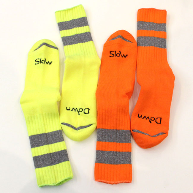 96 SLOW DOWN socks ロスターソックス　ROSTERSOX ネオンカラーとラメ入りラインが効いたslowdownソックス。 甲の部分にはラメ入りの「slowdown」のロゴデザインが施され シューズを脱いだときもお洒落で遊び...