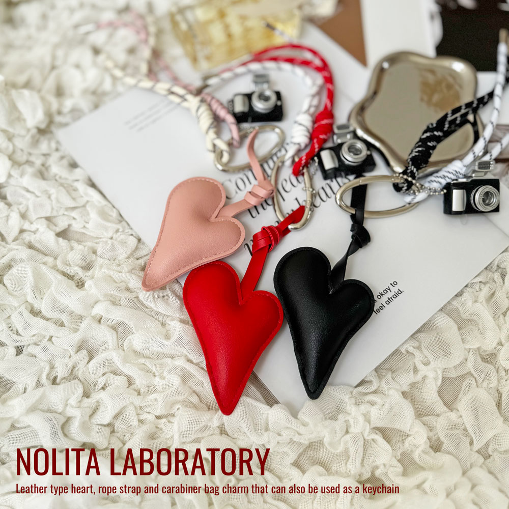 レザータイプのハートチャーム、ロープストラップをカラビナでまとめたキーリングにもなるバッグチャーム。 ※お使いのモニター環境によって色合いや風合いが違って見える場合がございます。 サイズ：25×7 関連商品はこちら【 NOLITA / ノリ...