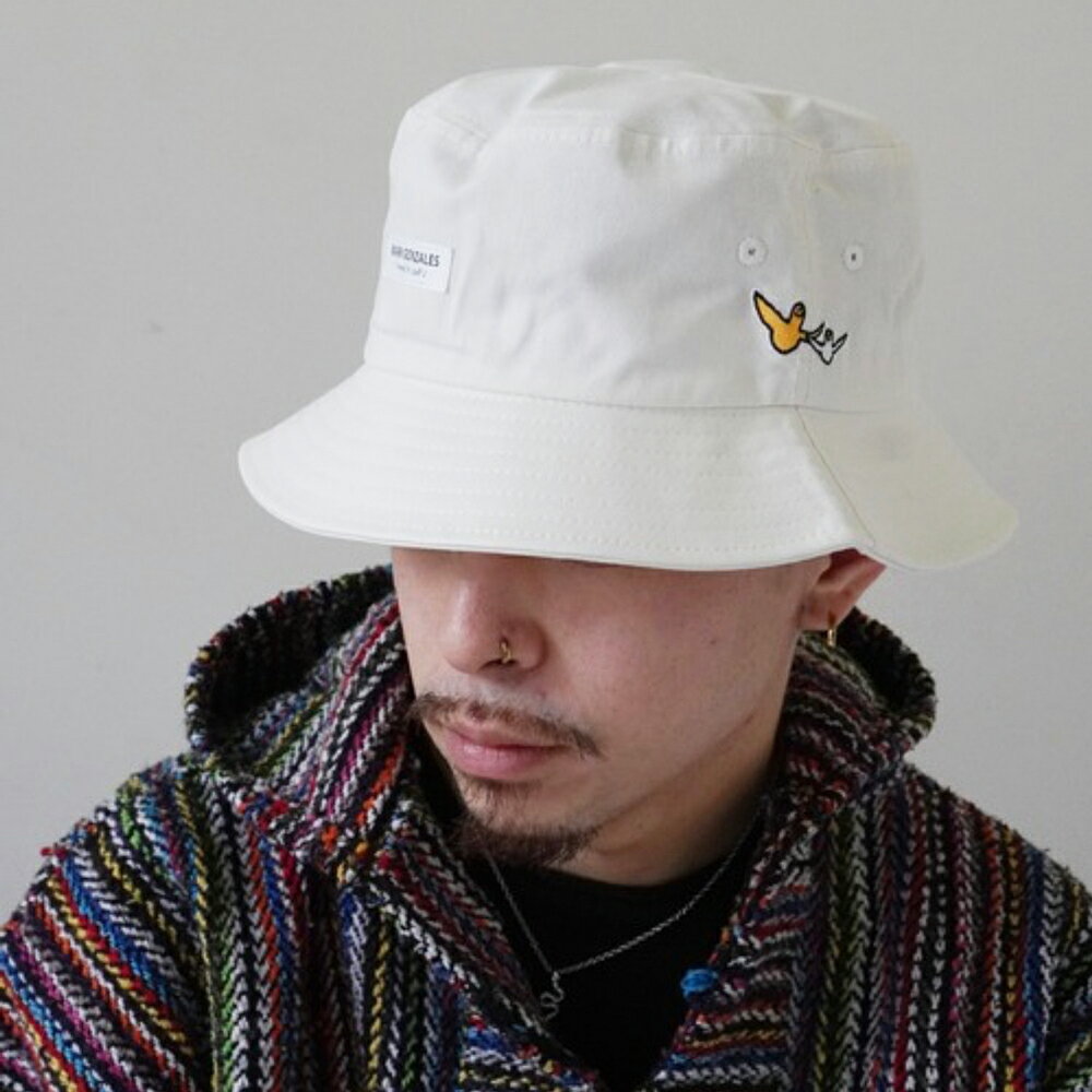 Mark Gonzales ロゴ刺繍 バケットハット【 Mark Gonzales / マークゴンザレス 】 MG 刺繍 バケットハット standardのロゴ刺繍が施されたバケットハット。 短めバイザーと程よい深さのスタンダードシルエット...