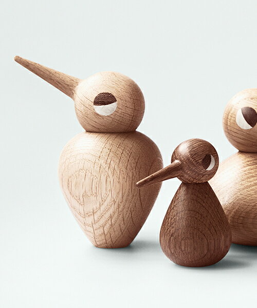 商品説明 1959年から愛される愛くるしい鳥たち 今や伝説的な存在であるバードには、デンマークデザインのエッセンスが詰まっています。頭部と体部分が取り外せる為、とてもシンプルな姿形でありながら、頭を縦や横に自由に動かすことによってシンプルな...