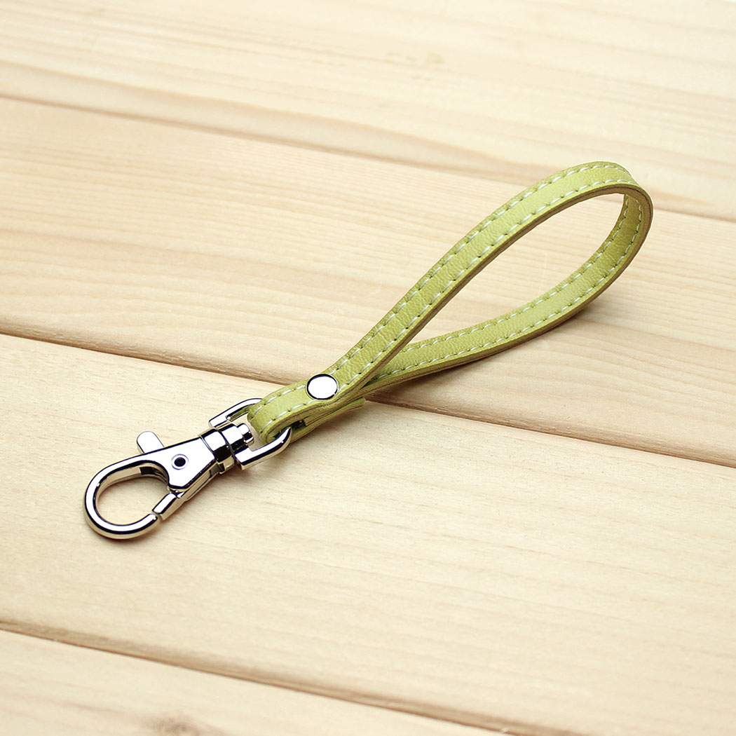 オリジナルの上品でおしゃれ、7色から豊富に選べるハンドストラップです。 手帳型スマホケースにぴったりのデザインと長さが特長です。 ピンク、ブルー、イエロー、ブラック、グリーン、ブラウン、オレンジの7色からお選びいただけます。 素材：フェイク...