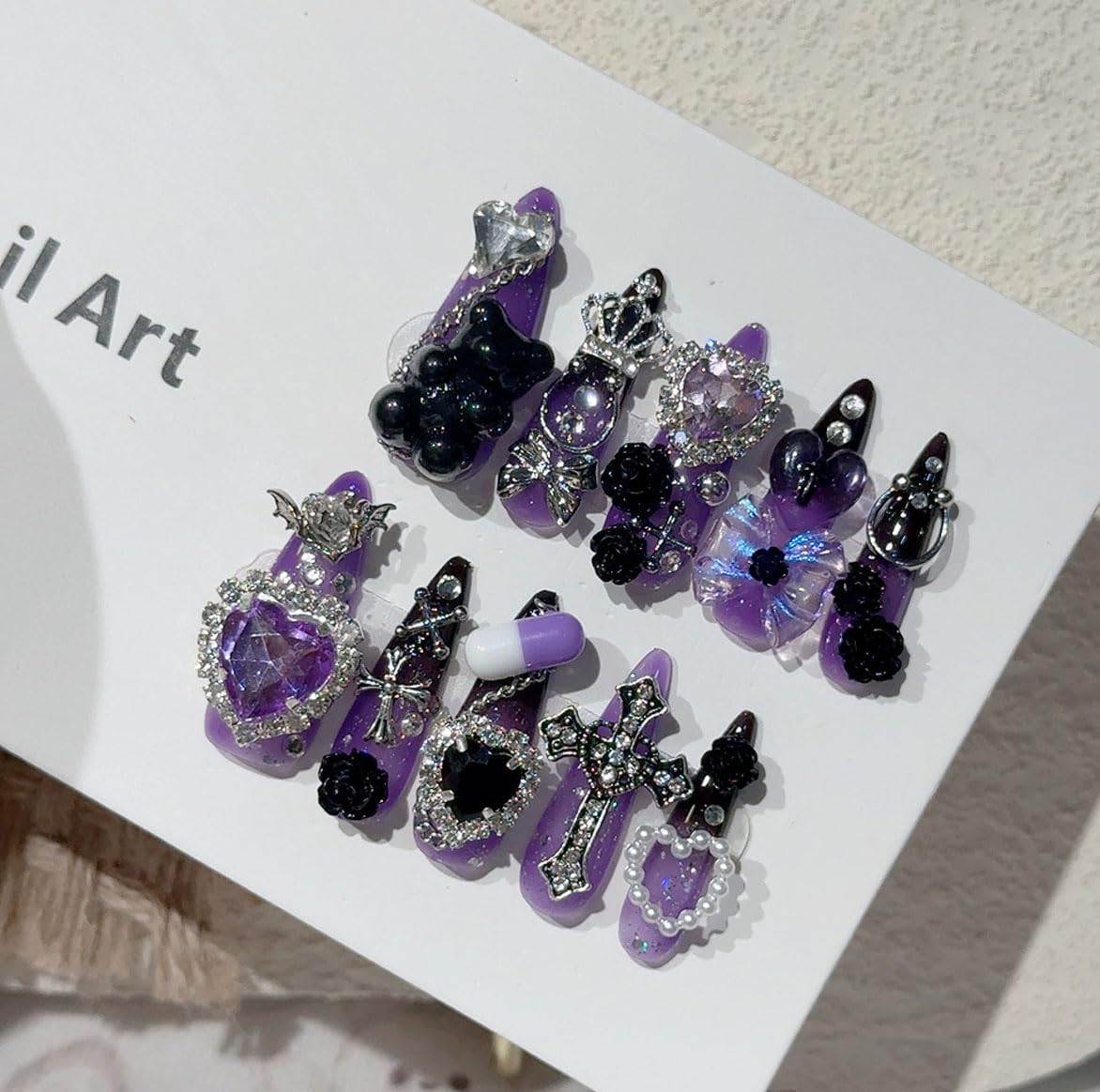 商品情報【ハンドメイドの高品質】 プロのネイリストが一点一点丁寧に仕上げた手作りネイルチップ。ジェルのような光沢と高級感で、指先を美しく演出します。【豊富なカラーバリエーション】 ブラック、ホワイト、ピンク、レッド、ブルー、グリッターなど多...