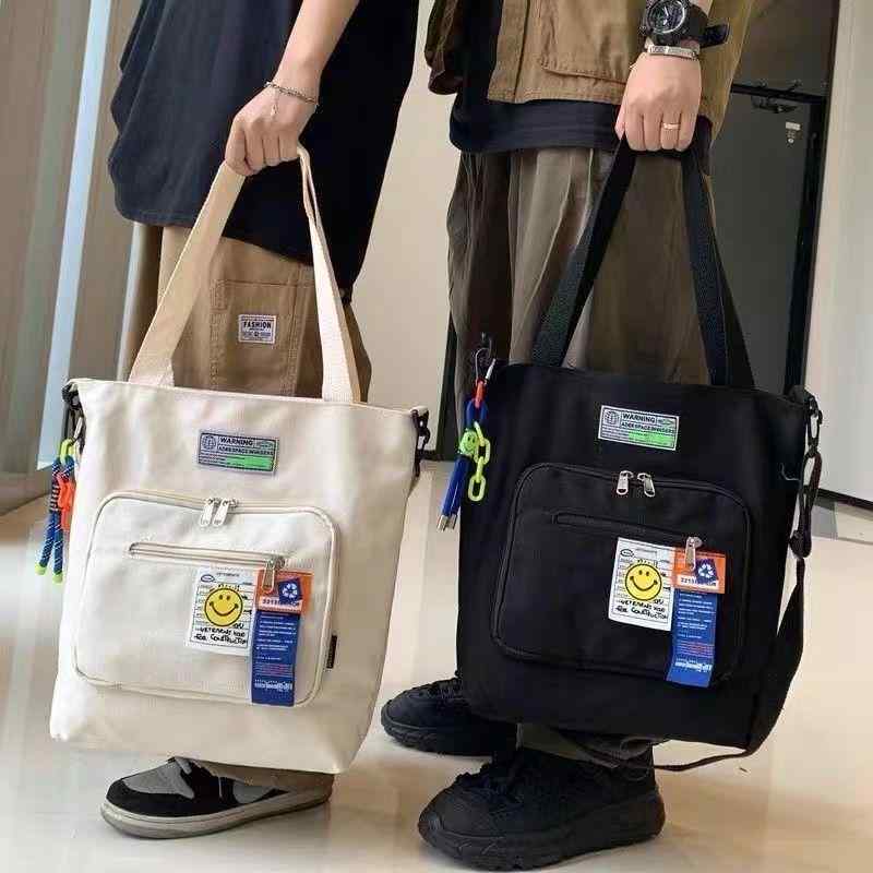 ・カラー展開: ブラック、米黄色・スタイル: 清新甜美・主な素材: 帆布・箱包潮流款式: 拼接包・箱包大小: 大・流行元素: 拼接・箱包形状: 竖款方型・开盖方式: 拉链・包内部结构: 手机袋・硬度: 软・外袋种类: 立体袋・肩带根数: 三...