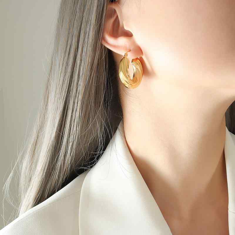 ・カテゴリ: 耳飾・スタイル: 簡約、ファッショントレンド・形状: U字・素材: チタンスチール・カラー展開: ゴールド・対象: 女性向け・流行要素: ジオメトリック
