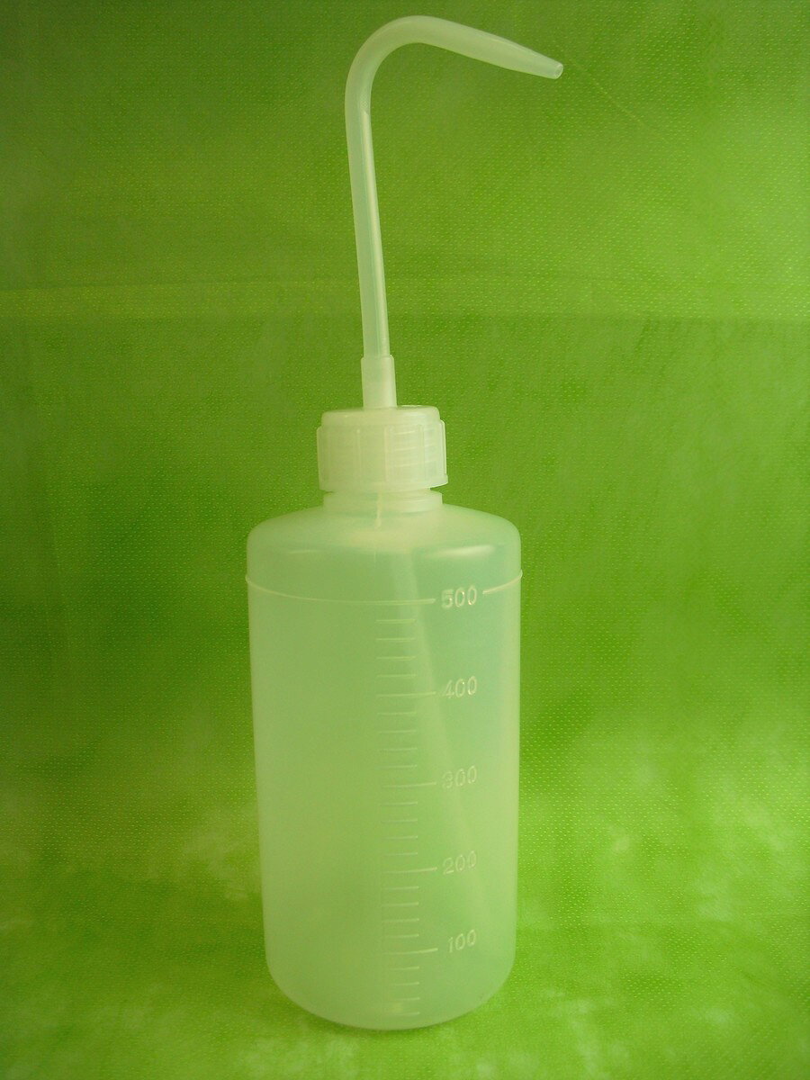 商品情報 材質 PP容量・サイズ 500ml　注ぎ口の口径　約4mm用途 醤油・ソース・ドレッシングなどの調味料用を小さい容器に移す。洗浄などの際に使う丸型洗浄ビン・タレ注入器　500ml タレビンに調味料を移す際、無駄がない　注ぎ口の口径...