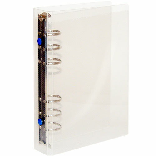 リング内径が太目のバイブル6穴用リフィル保存バインダーです。 品名の「透明-ブルー」とは本体カラーとホックボタンのカラーになります。 本体カラーが透明の場合、ホックのカラーはホワイト、レッド、ブルー、イエローの4色で展開 本体カラーがスモー...