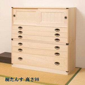 ■商品について 上置き用の桐たんす（単体で使用しても差し支えありません） に3段たんすがセットになった機能的な逸品。 たとう紙を折らずに収納できる幅広の引出し。 引き戸の内部は盆と取り外し可能な棚になっています。 最下段引出しを抜くと隠しス...