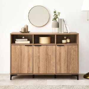 木目調キャビネット 幅120 RCC-1525 木目調リビングボード 幅120 RCC-1525 木目調の本体と、上品な黒いアイアンの脚部のコンビネーションがおしゃれな木目調キャビネット。高さ82cm。すぐに取りたいものを置けるオープン部と...