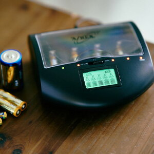 乾電池充電器 マルチ・チャージャーV2 乾電池充電器 マルチ・チャージャーV2 今まで捨てていたアルカリ乾電池を簡単充電します。使い方は簡単！ 使用済みの電池を本体に入れるだけで、充電を安全に制御します。充電中・充電完了・電池残量も一目でわ...