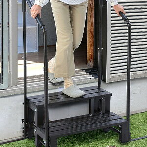 手摺り付きアルミステップ 段差解消 手すり付き アルミステップ 段差解消 はきだし窓からの上り下りをサポートするステップです。庭先などに設置すれば、お庭との段差を解消してくれます。手摺り付きなので、安心して快適に上り下りが可能です。アルミ製...