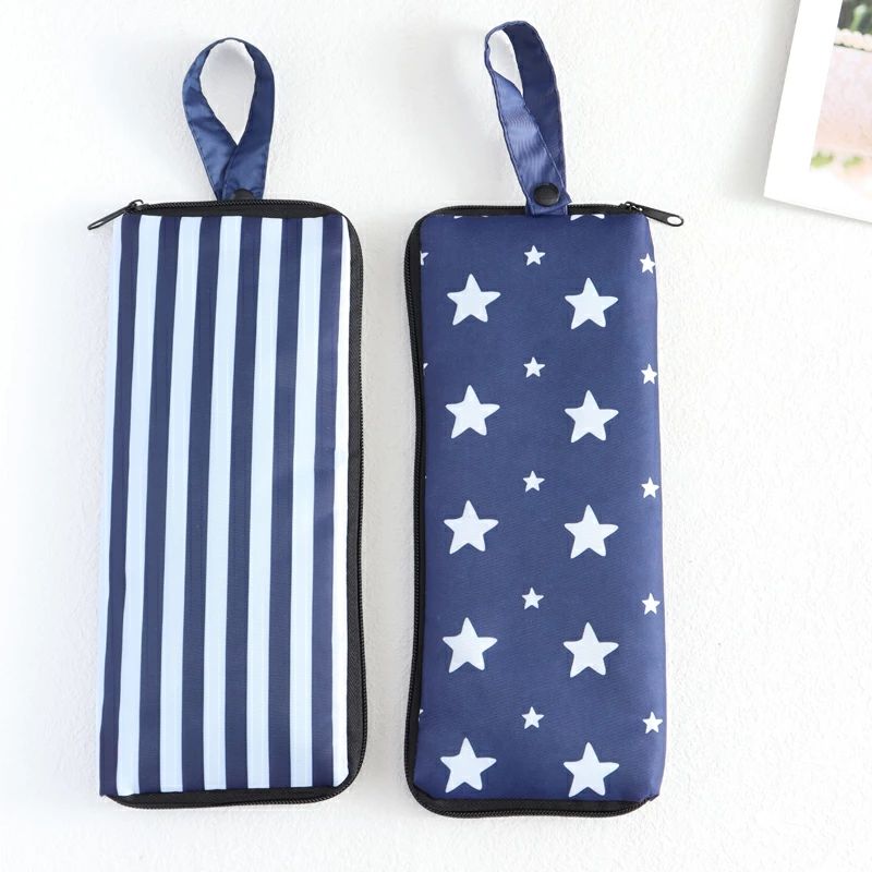 商品仕様〇サイズ28cm×12cm36cm×12cm〇バリエーション6種類×2サイズブラック／ホワイト／グレー／ピンク／スター／ストライプ〇素材防水オックスフォード生地 + マイクロファイバー〇セット内容本体〇お手入れ方法本製品が汚れた場合...