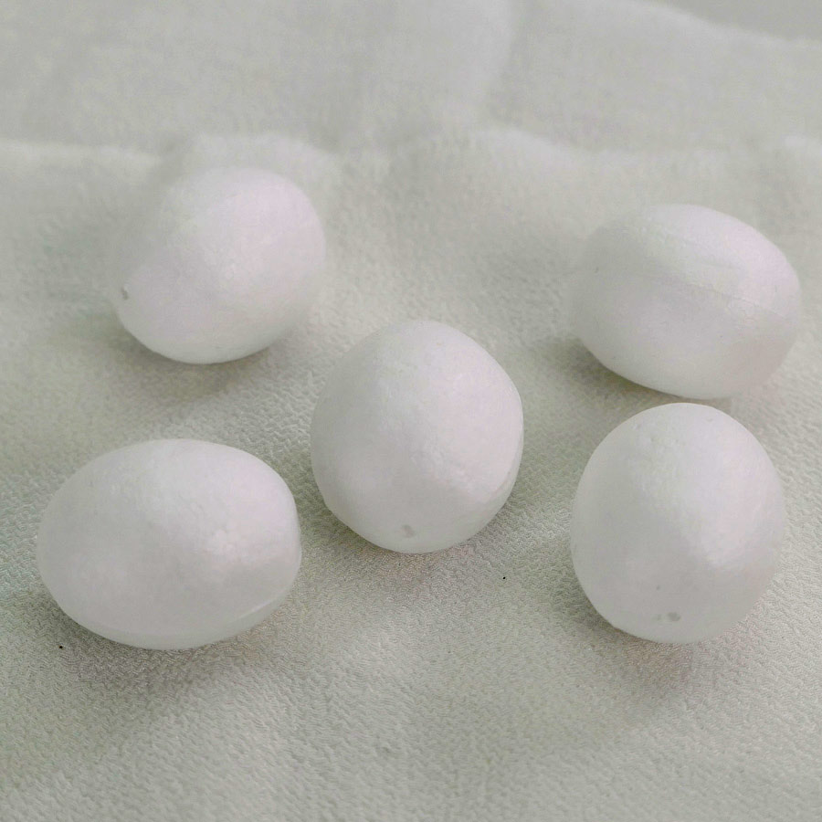 【商品画像について】お使いのモニタや環境により、実物と色が違って見えることがあります。ご了承ください。発泡スチロールボール＜卵型＞4×3cm・5個入まゆだま型のスチボール仕様■約4cm×3cm ■5個入商品詳細ちりめん細工や工作に使える卵型...