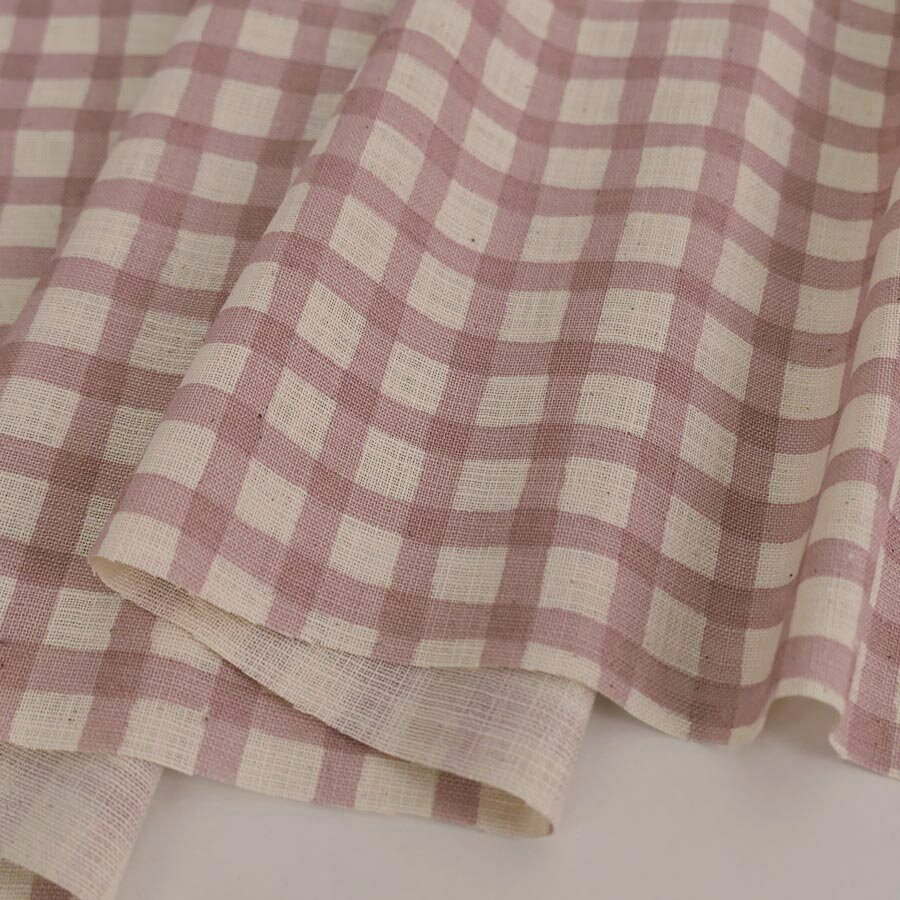 【商品画像について】お使いのモニタや環境により、実物と色が違って見えることがあります。ご了承ください。麻みたいなコットン生地 チェック柄 (ダスティピンク)大人可愛い仕様■綿100% ■約104cm幅 ■厚み約0.5mm商品詳細麻（リネン）...