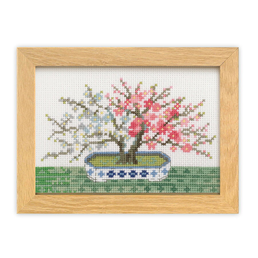 【商品画像について】お使いのモニタや環境により、実物と色が違って見えることがあります。ご了承ください。クロスステッチキット 12ヶ月の盆栽・2月 紅白梅 フレーム付おめでたい梅のデザイン仕様■額外径：約縦15cmX横20cm、額内径：約縦1...