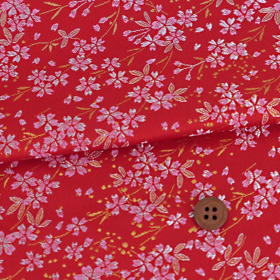 【商品画像について】お使いのモニタや環境により、実物と色が違って見えることがあります。ご了承ください。金襴生地(金らん) 桜花の舞(赤)華やかな和小物に仕様■約70cm幅 ■厚み約0.58mm商品詳細あざやかな赤地に、金糸を織り込んだ桜の花...
