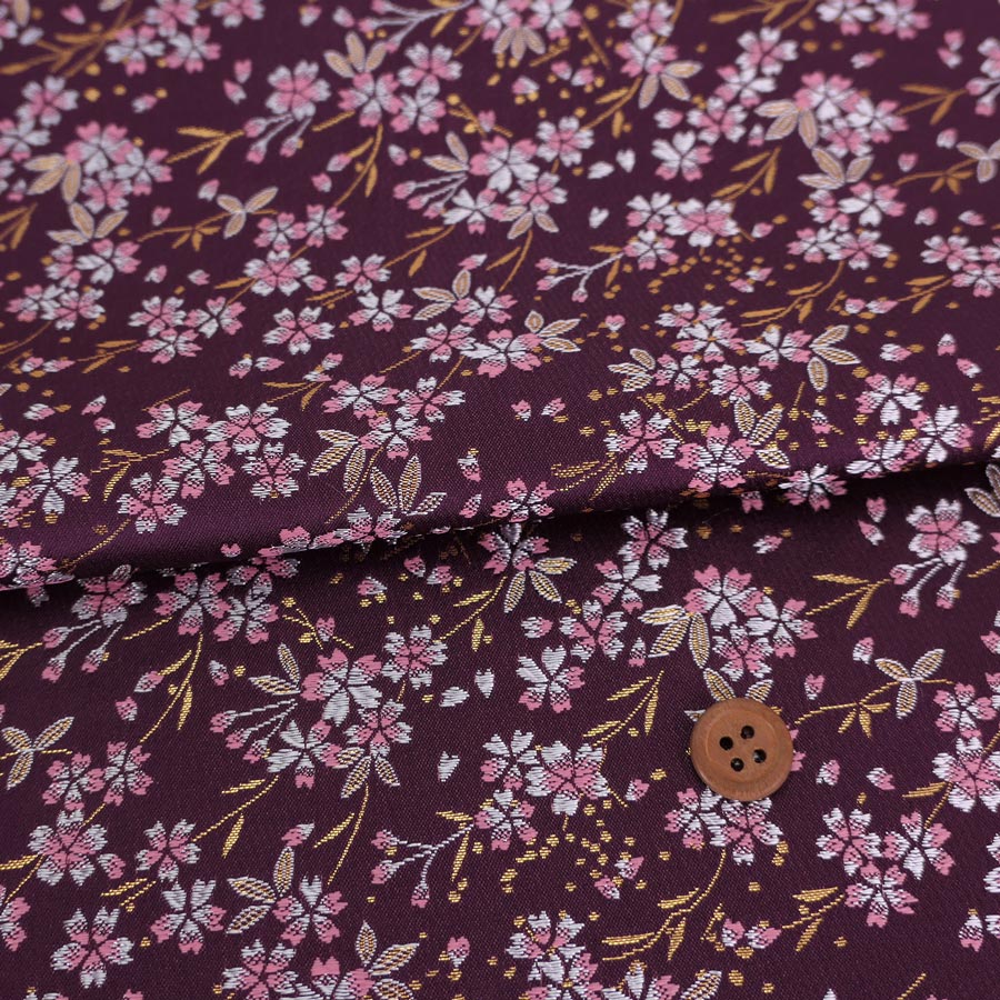 【商品画像について】お使いのモニタや環境により、実物と色が違って見えることがあります。ご了承ください。金襴生地(金らん) 桜花の舞(深紫)手づくり和雑貨に仕様■約70cm幅 ■厚み約0.58mm商品詳細落ち着いた深紫地に桜模様を織り出した金...