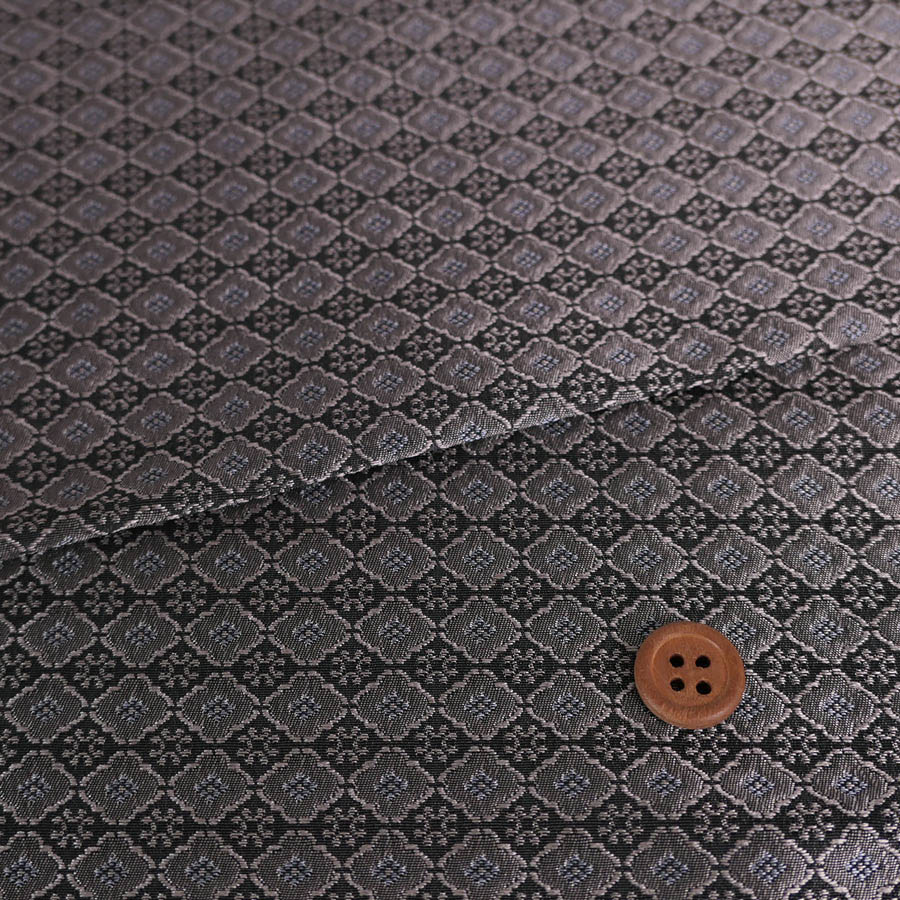 【商品画像について】お使いのモニタや環境により、実物と色が違って見えることがあります。ご了承ください。形状記憶ジャカード生地広幅 モダン小紋柄(シルバーグレー)オシャレな服に仕様■ポリエステル100% ■約140cm幅 ■厚み約0.4mm商...