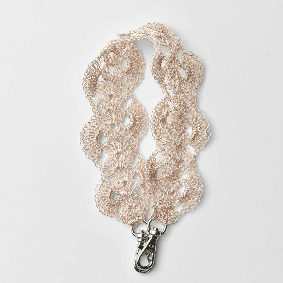【商品画像について】お使いのモニタや環境により、実物と色が違って見えることがあります。ご了承ください。キット・メタリックコードで編むハンドストラップ(ピンクゴールド)手元を華やかに仕様■できあがりサイズ：約 長さ33×幅4cm商品詳細繊細な...