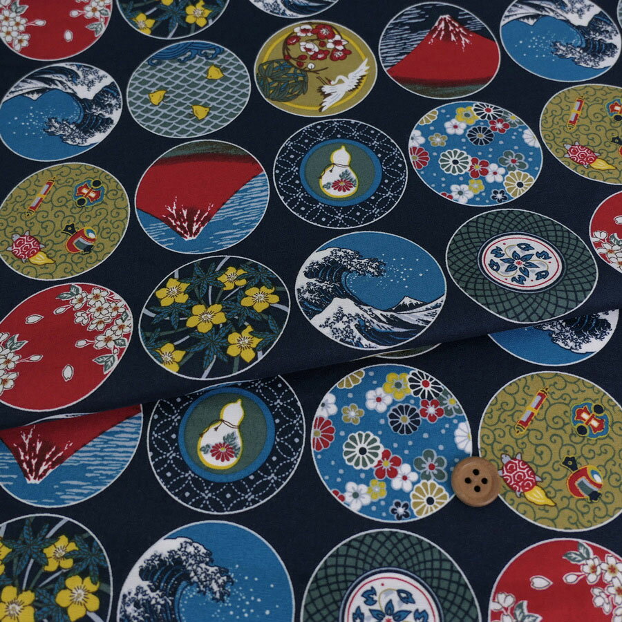【商品画像について】お使いのモニタや環境により、実物と色が違って見えることがあります。ご了承ください。和柄コットン生地 丸紋日本めぐり(紺色)眺めると楽しい仕様■綿100% ■約110cm幅 ■厚み約0.3mm商品詳細日本の名所や伝統モチー...