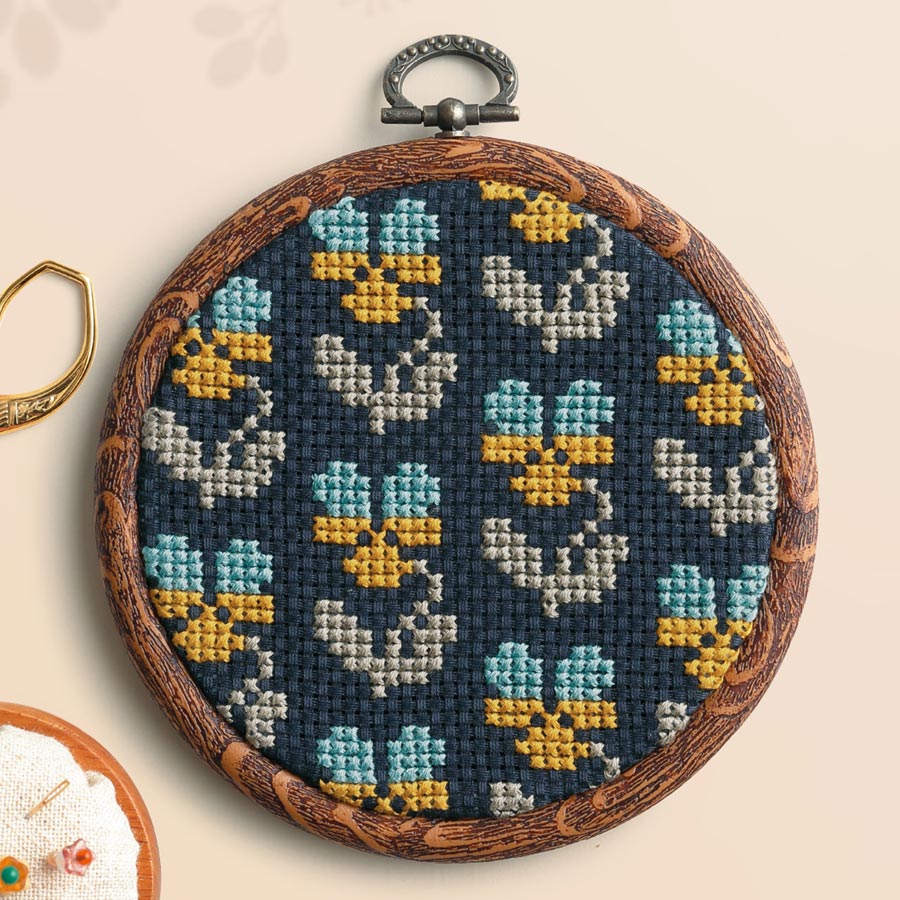 【商品画像について】お使いのモニタや環境により、実物と色が違って見えることがあります。ご了承ください。クロスステッチキット &Botanical パンジー初心者向き・専用フープ付き仕様■額内径 約10.5cm商品詳細人気のボタニカル柄をデザ...