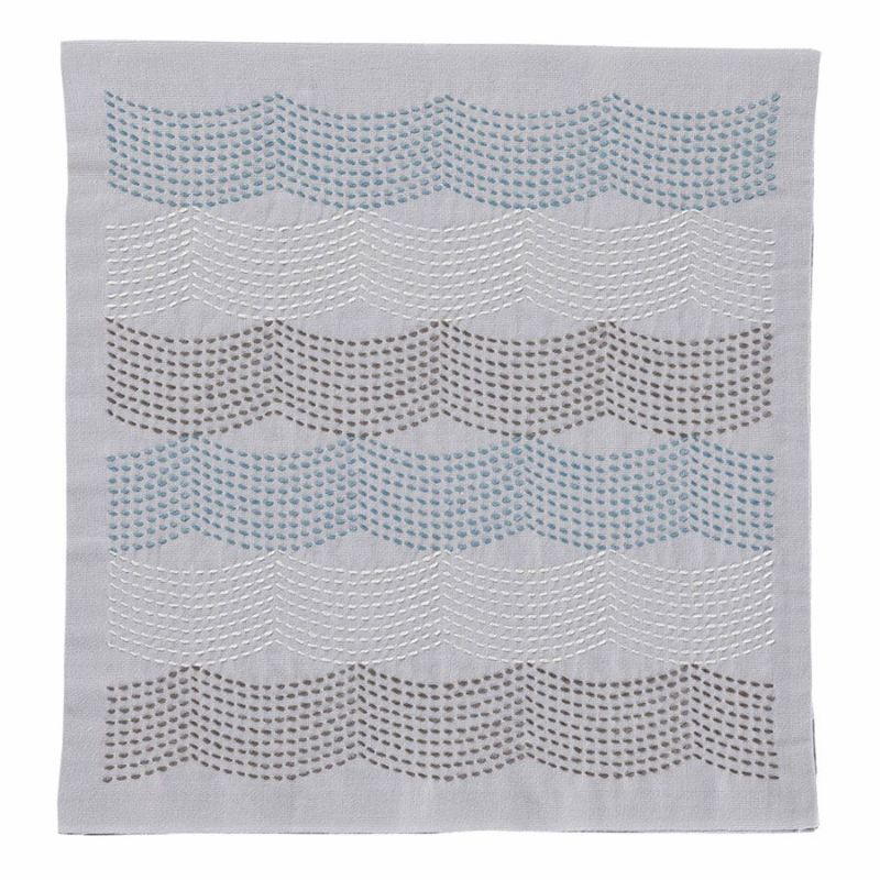 【商品画像について】お使いのモニタや環境により、実物と色が違って見えることがあります。ご了承ください。刺し子キット 花ふきん Textile Lab・Flow 流れ (ペールグレー)新感覚の刺子を楽しむ仕様■約 縦33cm×横33cm商品詳...