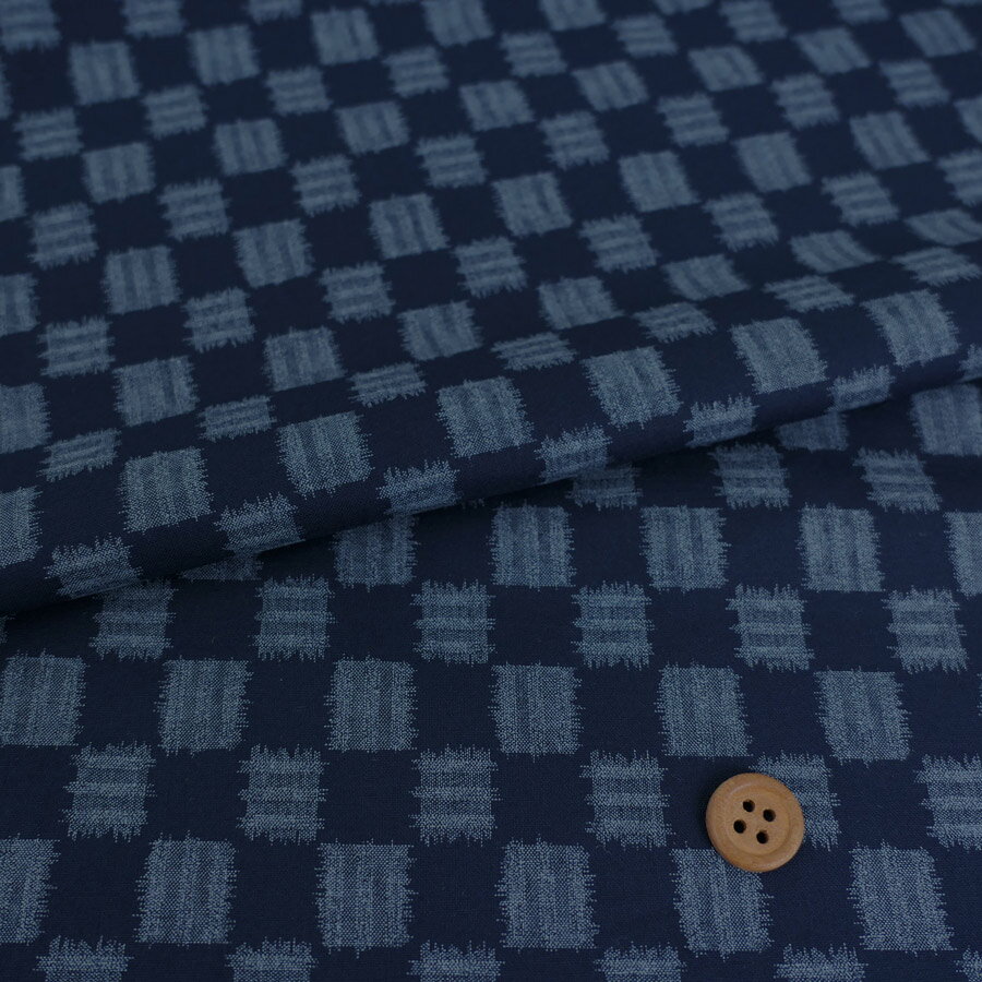 【商品画像について】お使いのモニタや環境により、実物と色が違って見えることがあります。ご了承ください。和柄コットン生地 かすり市松柄(紺色)使いやすい絣柄仕様■綿100% ■約110cm幅 ■厚み約0.33mm商品詳細かすり柄を市松状に並べ...