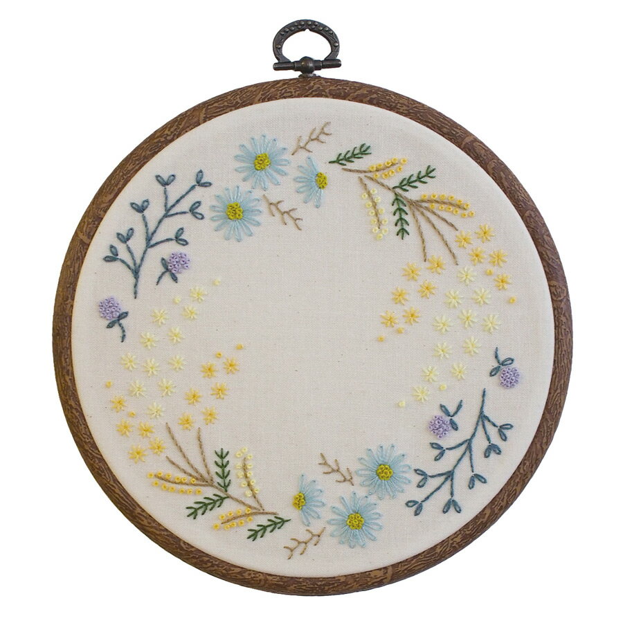 【商品画像について】お使いのモニタや環境により、実物と色が違って見えることがあります。ご了承ください。フランス刺しゅうキット GARDEN PARTY ミモザのリース(フープ付)図案プリント済み仕様■額内径 約15.5cm商品詳細ナチュラル...