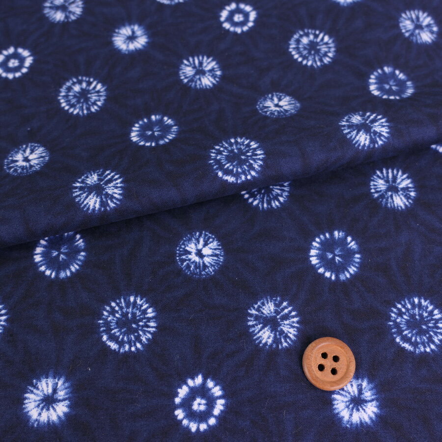 【商品画像について】お使いのモニタや環境により、実物と色が違って見えることがあります。ご了承ください。和柄コットン生地 丸しぼりの菊花柄(藍色)絞り染めの花が咲く仕様■綿100% ■約110cm幅 ■厚み約0.28mm商品詳細伝統的な絞り染...