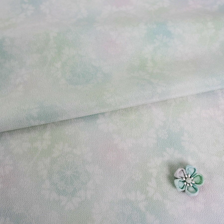 【商品画像について】お使いのモニタや環境により、実物と色が違って見えることがあります。ご了承ください。つゆつき・一越ちりめん オルレアレースぼかし(碧空/へきくう)つまみ細工に・ソフトなグリーン系 つゆつき・一越ちりめん オルレアレースぼか...