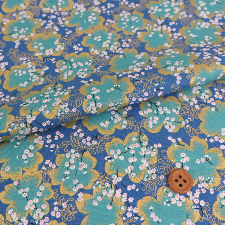 【商品画像について】お使いのモニタや環境により、実物と色が違って見えることがあります。ご了承ください。和柄コットン生地 金彩桜景色(青)金のぼかしが美しい仕様■綿100% ■約110cm幅 ■厚み約0.3mm商品詳細華やかな金彩が印象的な和...