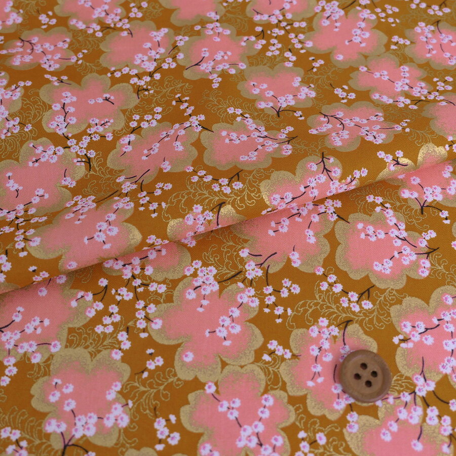 【商品画像について】お使いのモニタや環境により、実物と色が違って見えることがあります。ご了承ください。和柄コットン生地 金彩桜景色(おうど色)おしゃれな色合い仕様■綿100% ■約110cm幅 ■厚み約0.3mm商品詳細華やかな金彩が印象的...