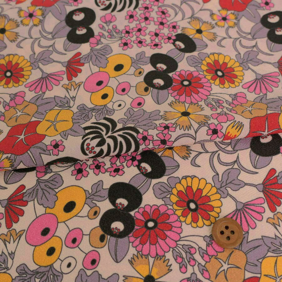 【商品画像について】お使いのモニタや環境により、実物と色が違って見えることがあります。ご了承ください。ポリちりめん生地 四季の花あつめ(秋華/あきはな)和洋折衷の花柄仕様■ポリエステル100% ■約110cm幅商品詳細和風のお花を洋風な印象...